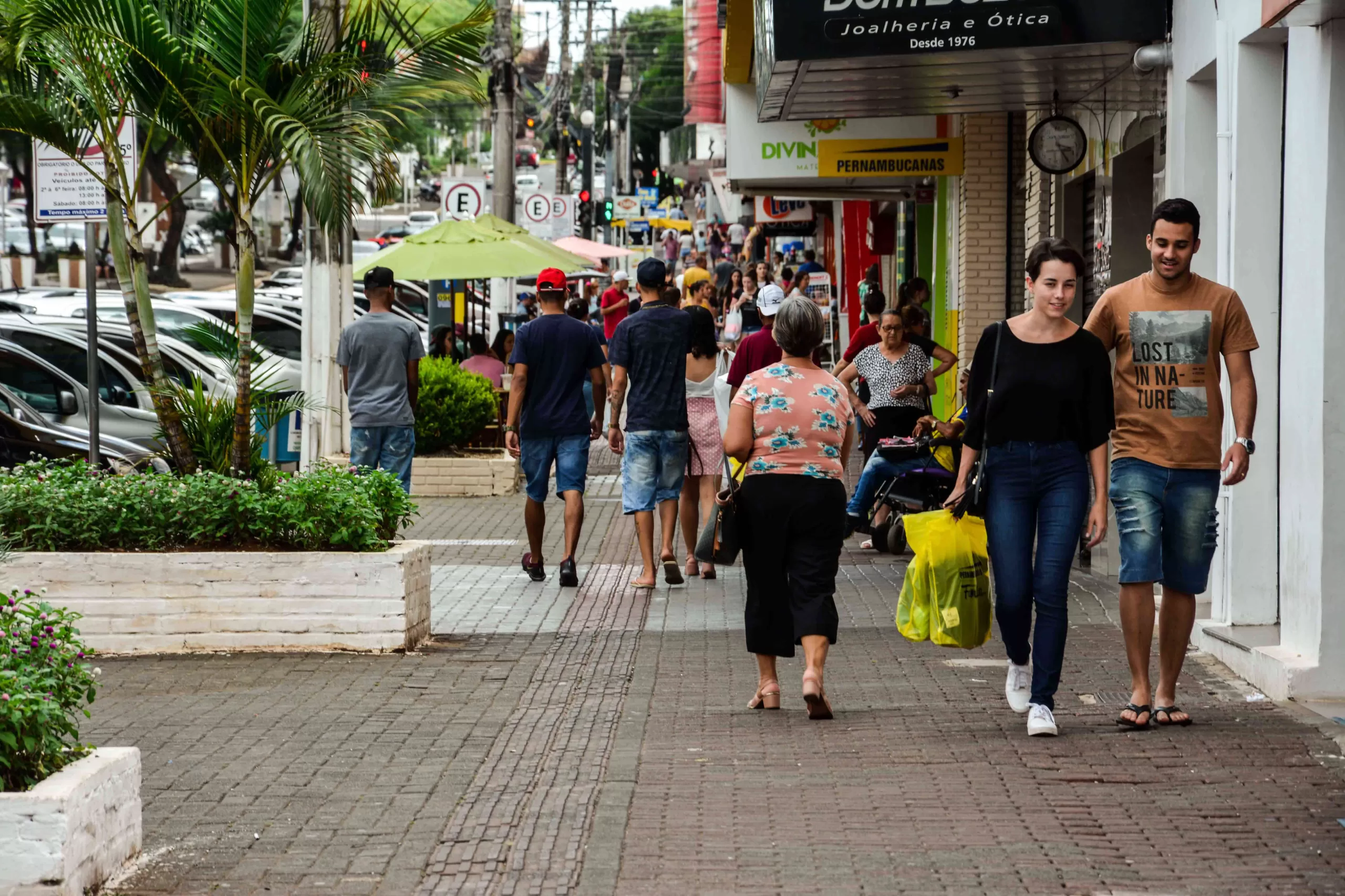 Comércio amplia horários para atender demanda - Folha Desbravador
